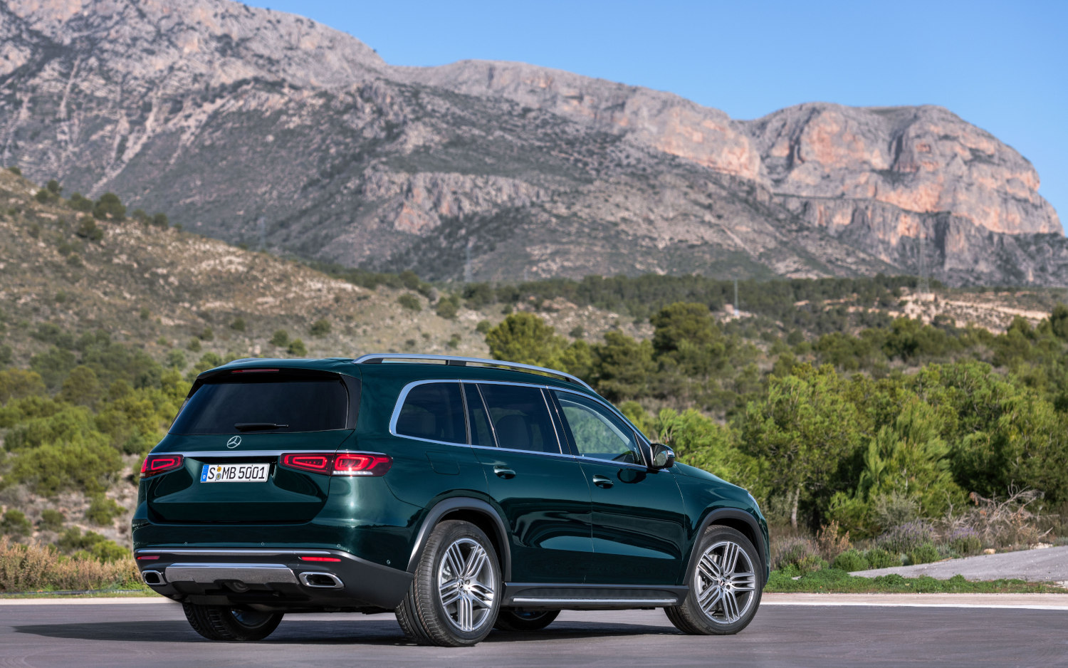 Comparison - BMW X7 xDrive50i 2019 - vs - Mercedes-Benz GLS-class 450 4MATIC 2020 | SUV Drive